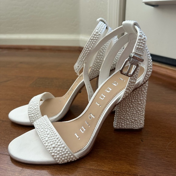 Elegant Small Heeled White Sandals Photos